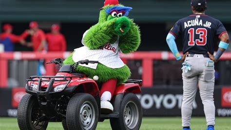 Watch Phillie Phanatic Brilliantly Parodies Viral Coldplay Kiss Cam Scandal At Citizens Bank Park