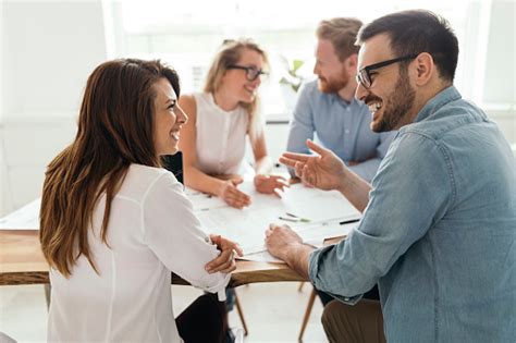 스타트업 다양성 팀워크 재미있는 브레인스토밍 미팅 비즈니스 컨셉 계획에 대한 스톡 사진 및 기타 이미지 계획 기업 문화 기업 비즈니스 Istock