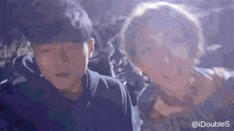 周杰伦郑秀文同场看秀 天王天后自拍比耶笑得甜 搜狐大视野 搜狐新闻