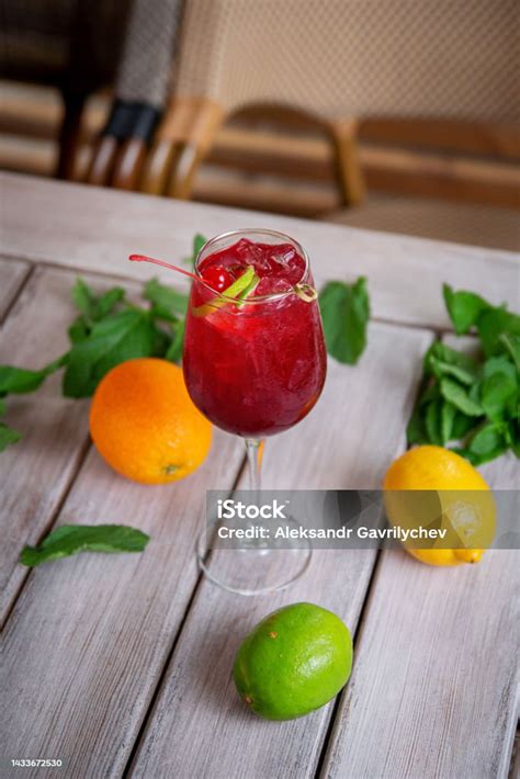 알콜 칵테일 키르 로얄을 플루트 유리에 부었다 술 와인 라임 향 체리 아이스 큐브가 들어간 칵테일 건강관리와 의술에 대한 스톡 사진 및 기타 이미지 Istock