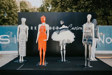 Marko Feher X Curious X Modna Instalacija Od Iqos Uredjaja