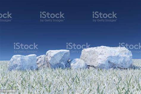 Abstact 3d 렌더링 겨울 장면 및 자연 연단 배경 잔디밭 배경에 바위 돌 눈 맑은 하늘 제품 디스플레이 광고 화장품 미용 제품 스킨케어 등 0명에 대한 스톡 사진 및