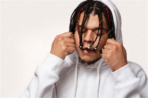 아프로 헤어스타일을 가진 전면 보기 남자 무료 사진