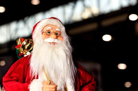 밤 도시의 배경에 대한 빨간 모피 코트에 장식 장난감 산타 클로스 12월에 대한 스톡 사진 및 기타 이미지 12월 가방 개념 Istock