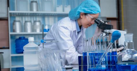 과학 및 의학 과학자 분석 및 유리 제품에 샘플을 떨어 뜨리고 유리 제품 Dna 구조 혁신 및 기술에 대한 실험실에서 화학 액체를 포함하는 실험 사진