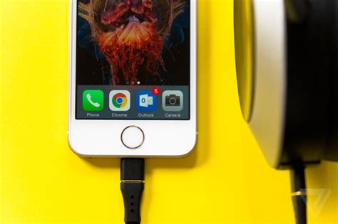 Five Reasons You Ll Want Lightning Headphones For Your IPhone 7 The Verge