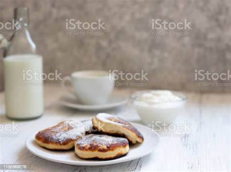 코 티 지 치즈 팬케이크 테이블에 치즈 케이크 이 건강 한 아침 식사 화이트 요리 우유 병 우유 한 잔 요구르트 또는 사 워 크림 흰색 배경입니다 닫 다 0명에 대한 스톡