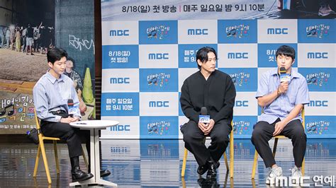 포토 태어난 김에 음악일주 출연 주역들 대폭소 포즈