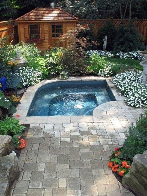 Gartenpool Kleines Schwimmbecken Mit Reichlicher Bepflanzung Small