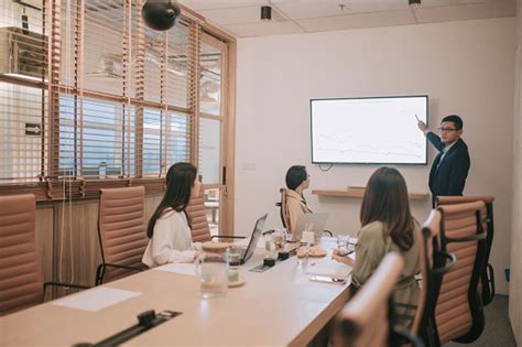 Tv 스크린 프리젠 테이션과 회의실에서 발표 아시아 중국 사업가 교육 강좌에 대한 스톡 사진 및 기타 이미지 교육 강좌