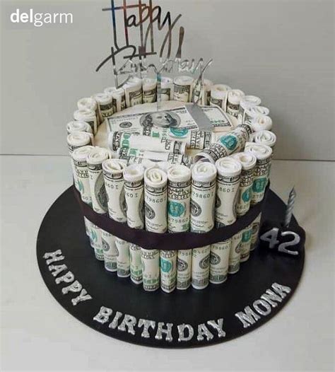 عکس کیک پر از دلار در جشن تولد مجلل دارا حیایی برای مادرش فرح پهلوی