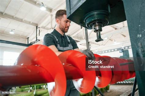빨간색의 날카로운 부분 측정 제복을 입은 남자는 농업 기술의 세부 사항을 개발하는 워크 스테이션에 있습니다 남자에 대한 스톡 사진 및 기타 이미지 Istock
