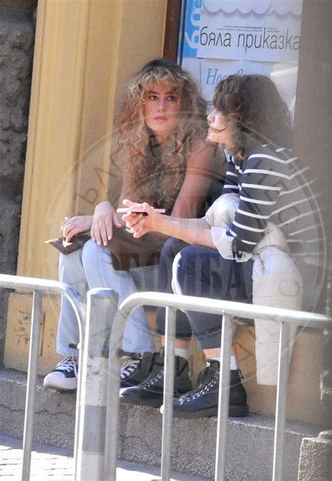 Щерката на Радев си пафка на слънце Хай Клуб