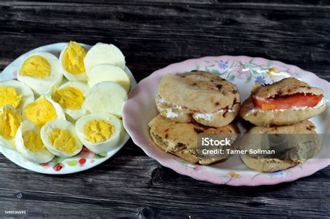 삶은 달걀 조각과 페타 화이트 치즈 샌드위치 토마토 조각 전통 일반 타히니 할바 또는 할라와 타히니야를 미니 전통 이집트 납작한 빵 안에 담은 접시 계란 노른자에 대한 스톡