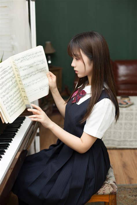 萝莉cos 微博福利姬镜酱 不知梦 制服 写真 38p 第1页 美女套图 爱推图