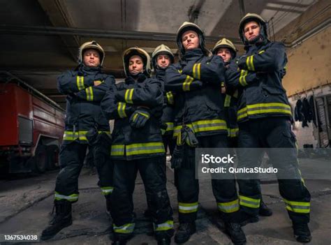 두 팔을 들고 자신감을 내던 소방관들이 교차했다 응급 서비스를 준비하는 소방관 20 24세에 대한 스톡 사진 및 기타 이미지 20 24세 30 34세 35 39세