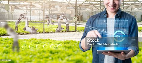 Iot 기반의 스마트 농업 모니터링 시스템을 갖춘 아시아 농부 재배 공장 센서 로봇 농업 산업 미래 사물 기술의 인터넷을 자동화 일본에 대한 스톡 사진 및 기타 이미지