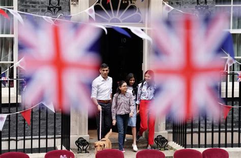 ФОТО Iii Чарльзыг хаан сэнтийд заларсныг тэмдэглэн найр наадам дуу хуураар дүүрэн өнгөрүүлжээ