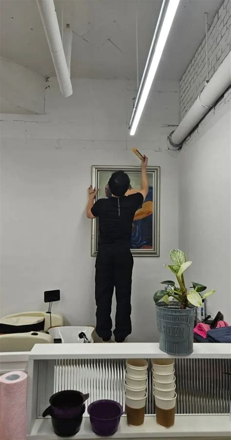 팔을 다쳐서 콘크리트 벽에 못질 할 생각에 걱정이었는데 고수님께서 깔끔하게 먼지도 없이 대단하십니다 역시 고수~~ 숨고 숨은고수