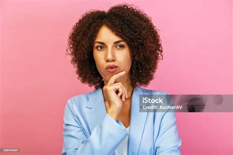 수심에 잠긴 표정을 가진 사려 깊은 아프리카계 미국인 여성 25 29세에 대한 스톡 사진 및 기타 이미지 25 29세 개성