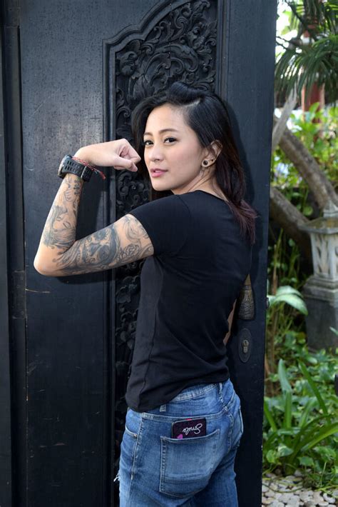 Cewek Cantik Ini Badannya Penuh Tatoo Gan Kaskus