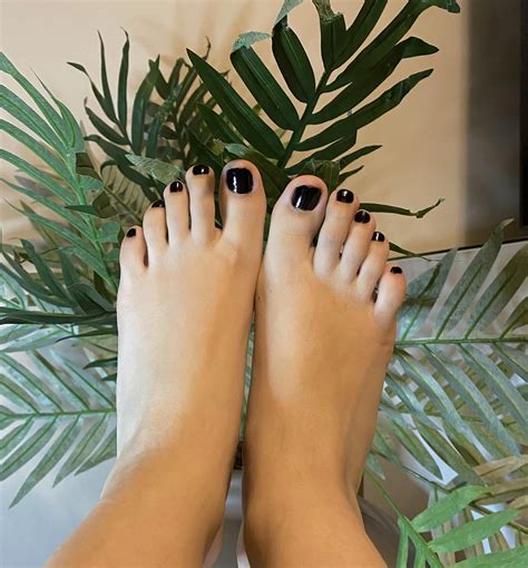 Who Wants To Worship My Feet 🙃 Scrolller