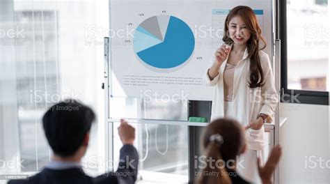 회의실에서 성공적인 비즈니스 회사의 연례 보고서를 발표하는 여성 사업가 3 명에 대한 스톡 사진 및 기타 이미지 3 명 Staff Meeting 계획 Istock