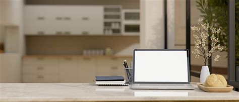 현대 부엌의 흐릿한 배경 위에 탁자 위에 있는 노트북 흰색 화면 모형 0명에 대한 스톡 사진 및 기타 이미지 0명 3차원 형태 가정 주방 Istock
