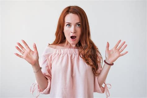 Jeune Femme De Portrait Avec De Longs Cheveux Rouges Boucl S Semblant La Participation Excit E