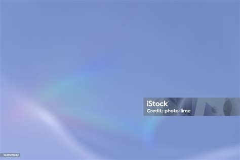 라일락 벽 오버레이 사진 모형의 부식성 효과 빛 굴절 그림자가 있는 유리 프리즘을 통해 굴절되는 흐릿한 태양 광선 추상 자연광 굴절 실루엣 물 표면 모형 0명에 대한 스톡