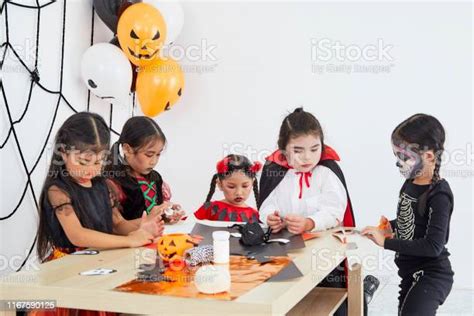 할로윈 파티에 의상을 입은 아이들의 그룹은 재미 트릭 또는 치료가 10월에 대한 스톡 사진 및 기타 이미지 10월 가을 공휴일 Istock