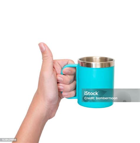 소년은 물 한 잔을 들고 엄지 손가락을 보여줍니다 아이들을 위한 건강한 식수 아이디어 흰색 배경과 격리 Best Single Word에 대한 스톡 사진 및 기타 이미지