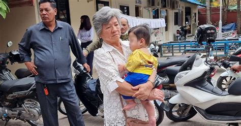 ដឹងការពិតហេីយ ក្រោយផ្អេីលថា មានករណីយកកូនក្មេងទៅផ្លុងចោលនៅផ្ទះសំណាក់ ប៉ុន្តែគឺជាចៅ និងជីដូន