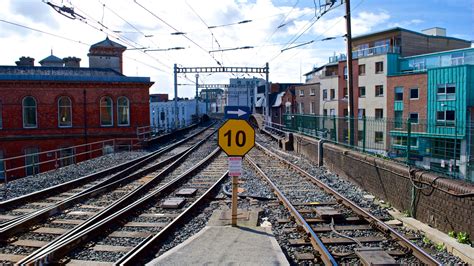 무료 이미지 선로 도시 풍경 수송 근교 기차역 전기 대중 교통 기관차 철도 운송 주거 지역 철도 차량 대도시 지역 3007x1691