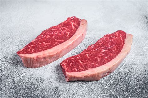 생 캡 럼프 또는 상단 등심 쇠고기 고기 스테이크 흰색 배경입니다 위쪽 보기 피카냐에 대한 스톡 사진 및 기타 이미지 피카냐