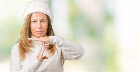 격리 된 배경 손으로 좌절 하 고 시간이 초과 제스처와 심각한 얼굴 겨울 스웨터와 모자를 입고 아름 다운 중 년 여자 갈색 머리에 대한 스톡 사진 및 기타 이미지 Istock