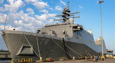 Lpd 28 Uss Fort Lauderdale Amphibious Transport Dock Ship