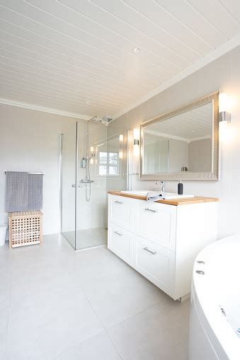 투명한 유리 샤워실이 있는 아름답게 디자인된 흰색 욕실의 수직 샷 0명에 대한 스톡 사진 및 기타 이미지 0명 가구 가정의 방 Istock