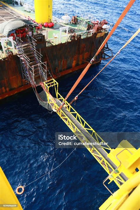 석유 및 가스 생산을 위한 해양 건설 플랫폼 석유 및 가스 산업과 노력 제어실에서 수동 및 자동 기능으로 생산 플랫폼 및 작동 프로세스 0명에 대한 스톡 사진 및 기타