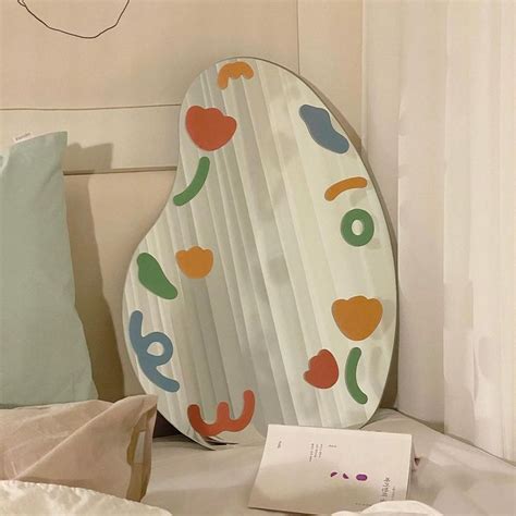 현지 X 횬쓰윗뜨룸 On Instagram 삼삼했던 거울에 큐티뽀짝 스티커🧡 원래는 하얀색 보드마카로 글씨 쓰려 했다가 망했눈데 행붙 스티커 스티커 인테리어