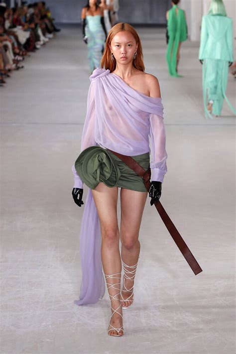 გამჭვირვალე ქსოვილები მასიური სახელოები როგორ გამოიყურება 2023 წლის გაზაფხულის სეზონის