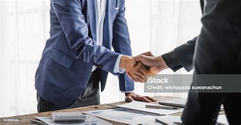 사업 합병 및 인수의 팀워크를위한 비즈니스 악수 성공적인 협상 악수 두 명의 사업가가 파트너와 악수하여 파트너십 및 비즈니스