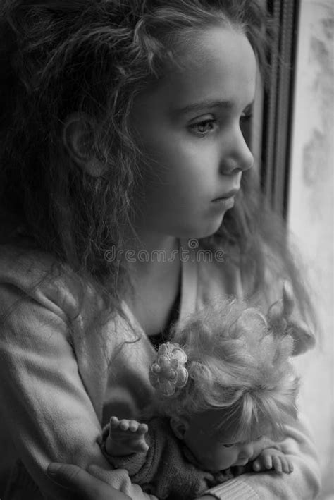Ragazza Con Una Bambola Immagine Stock Immagine Di Depressione 79720813