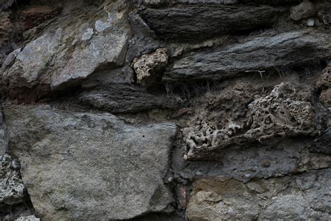 집 밖의 간 갈색 거친 건설 건축 재료 경치 고요한 구성 균형이 잡힌 기초 다양한 단단한 돌 돌담 돌로 만든 물건 돌의 길 디테일 마구간