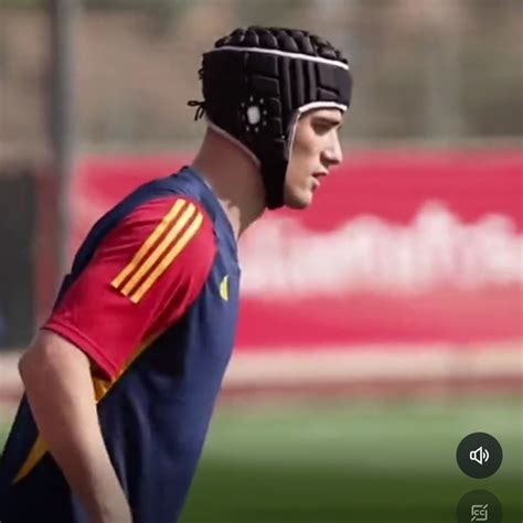 حضور گاوی در تمرینات اسپانیا با محافظ سر عکس طرفداری