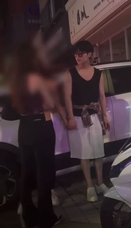 Video Clip Of Star Actor Smoking While Holding Hands With A Woman Goes Viral Kpophit Kpop Hit