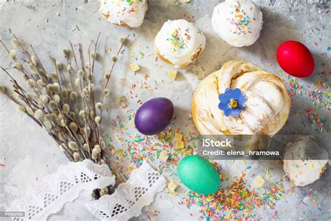 Kruffin 달콤한 과자부활절 조리법 돌 또는 슬레이트 배경빵 케이크 설탕에 절인된 Kraffin 및 부활절 달걀에 전통 음식 0명에 대한 스톡 사진 및 기타 이미지