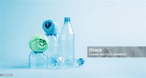 플라스틱 재활용 및 재사용 개념 파란색 배경에 빈 플라스틱 병과 폴리 에스테르 섬유 합성 스레드 재활용에 대한 스톡 사진 및