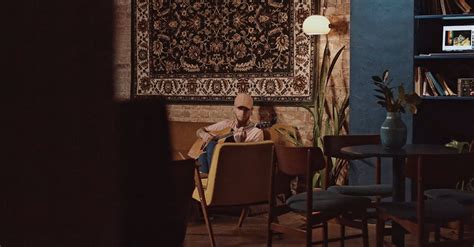 실내 개인적인 시간 거실 기타 기타 치는 기타 현 기타리스트 남자 독창성 따뜻한 음색 따뜻한 조명 라이프스타일 램프 러그 레저 레져 활동