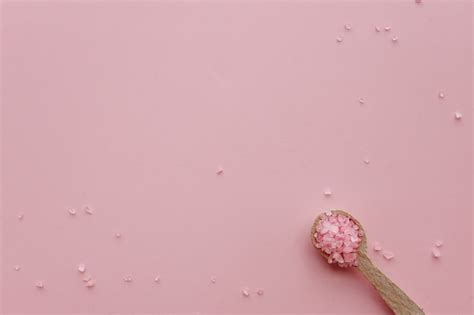 분홍색 배경에 향기로운 분홍색 히말라야 바다 소금 수제 허브 목욕 소금 스킨 케어 스파 뷰티 목욕 화장품 휴식 자연스러운 피부 관리 평면도 복사 공간 홈 스파 아로마 테라피